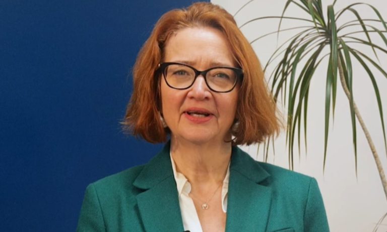 La estrella de 'HSMTMTS' Julia Lester anuncia su compromiso con su ...